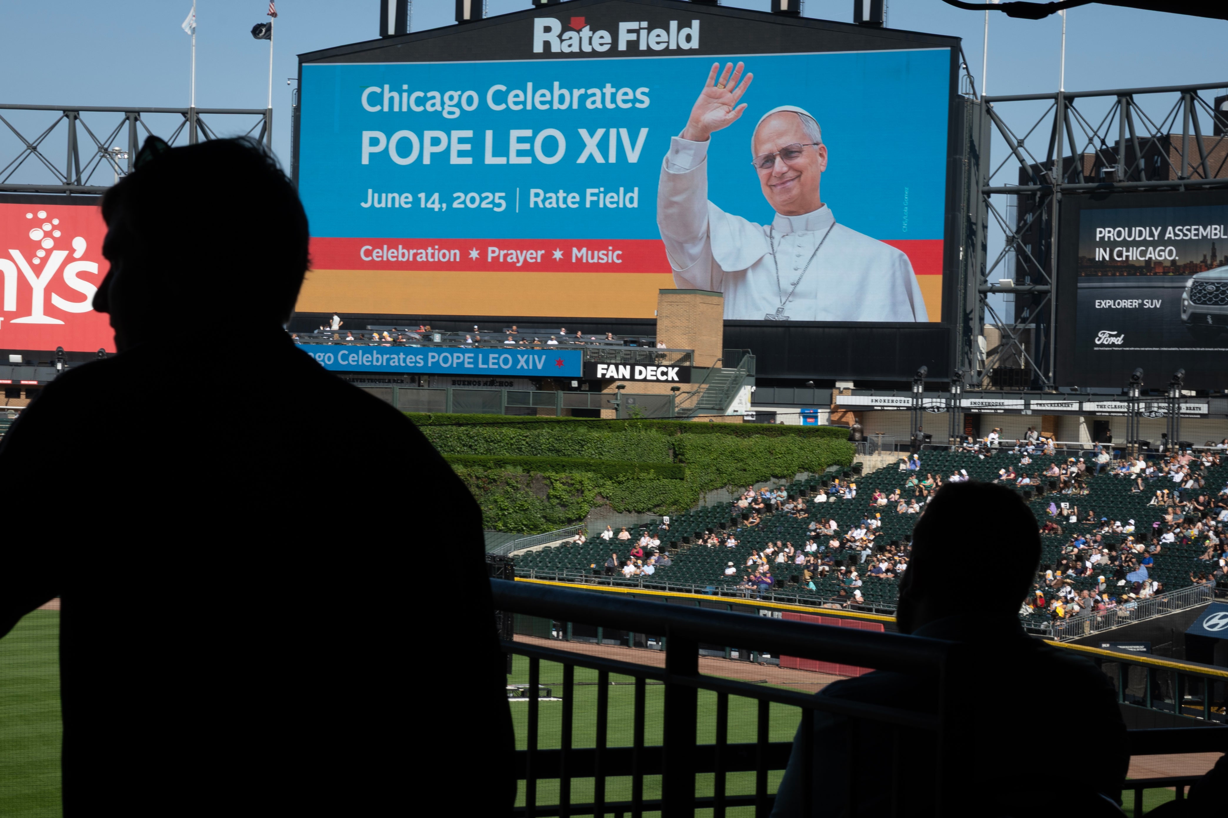 White Sox superfan Pope Leo trolls the Cubs in Spanish after a fan ...