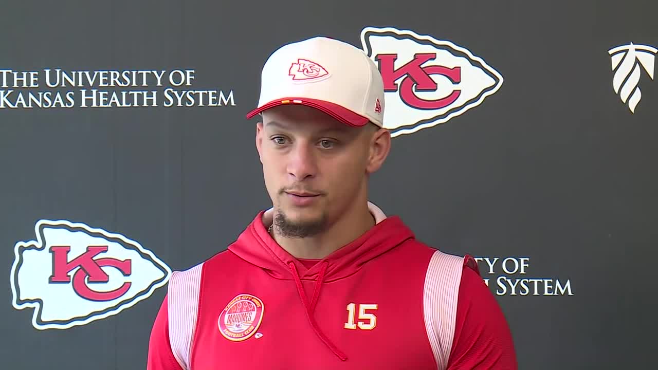 Chiefs QB Patrick Mahomes discusses rivalry, friendship with Raiders DE ...