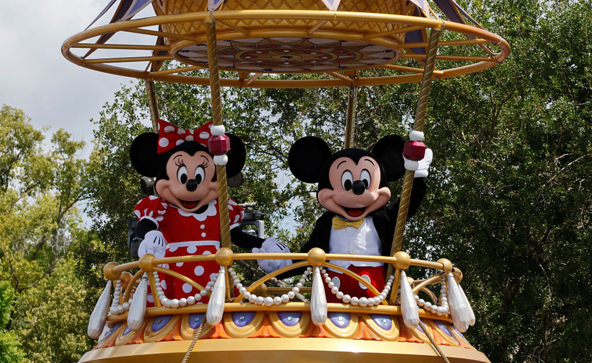 Disney Fans Are ‘Obsessed’ With Exclusive runDisney Athletic Merch