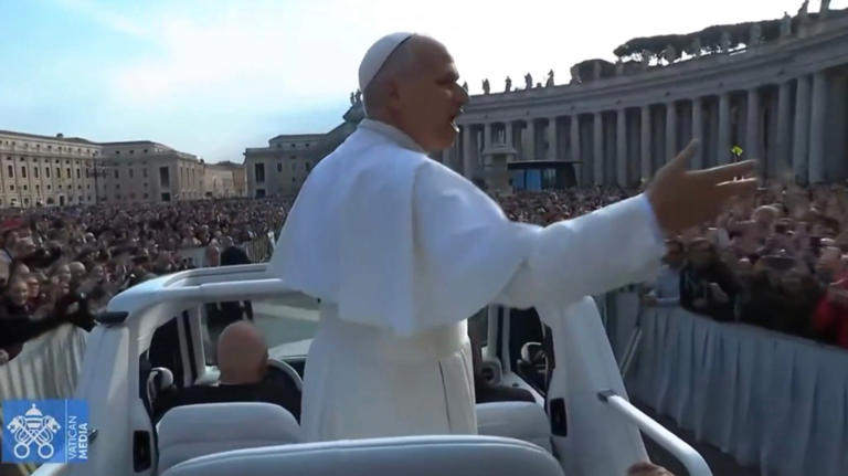 Pope Leo has epic response to Cubs fan trolling him in crowd