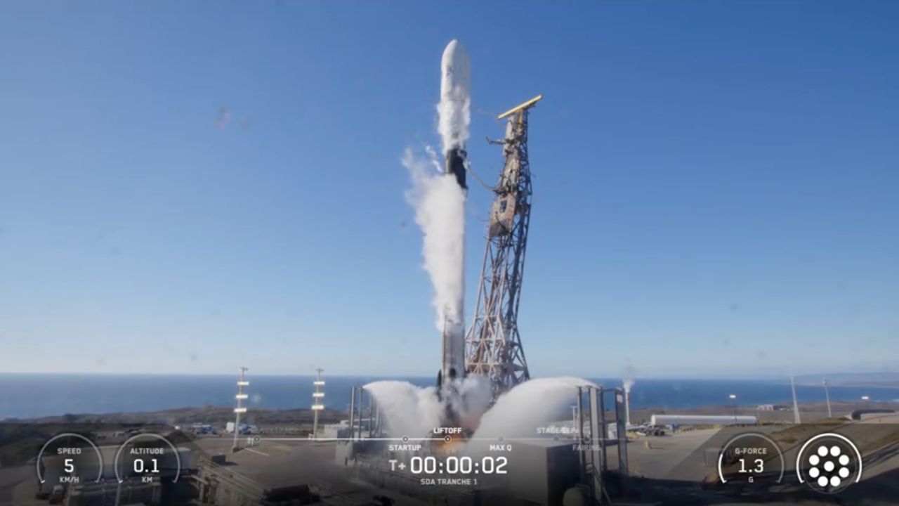 SpaceX launches 21 communications satellites for the US military (video)