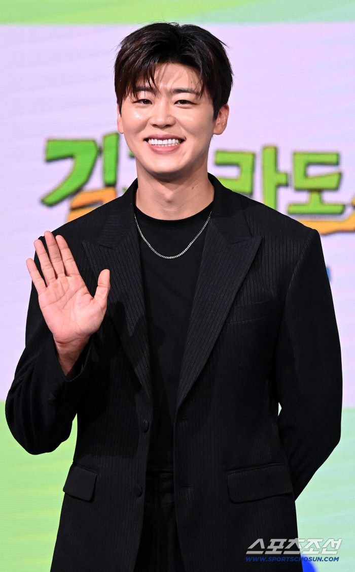 Park Jihyun, say hello with a bright smile