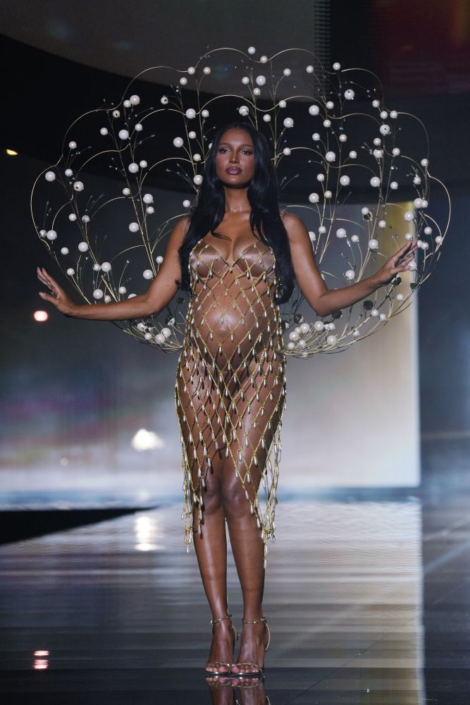 Victoria's Secret Fashion Show Runway 2025, Photos