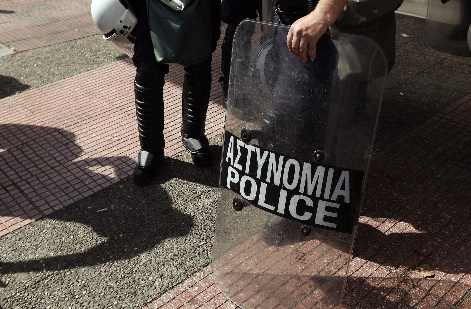 Το ΚΚΕ, η ασπίδα των ΜΑΤ και η “Δεξιά του Κυρίου” στη Βουλή