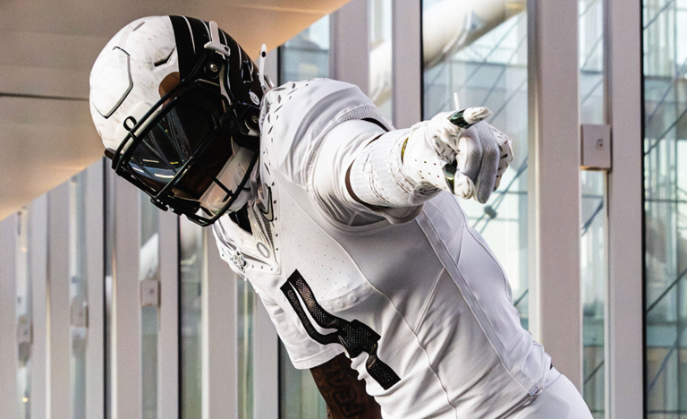 Oregon Ducks unveil all-white 'Stormtrooper' uniforms with new helmet ...