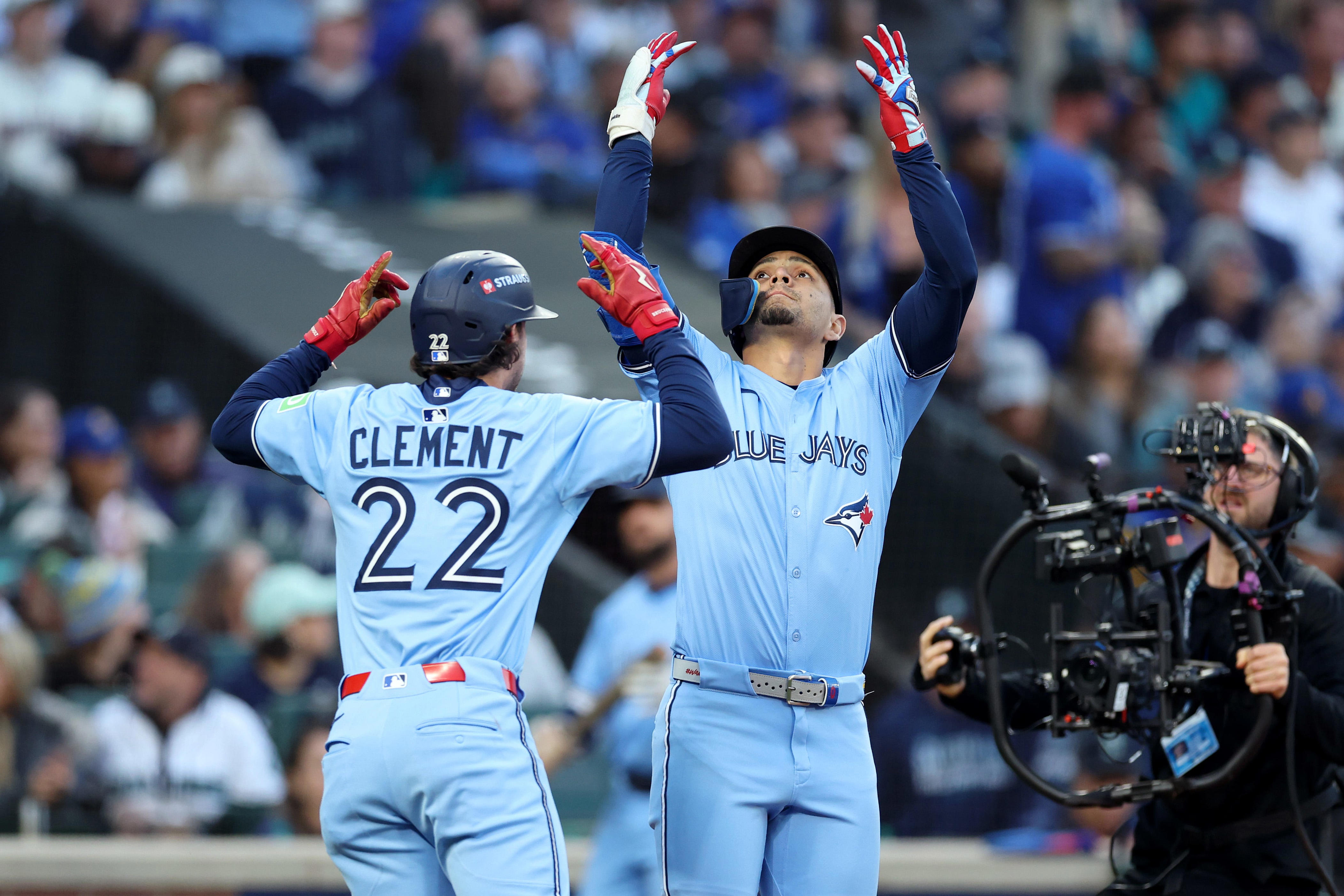 Blue Jays destroy Mariners, getting back into ALCS fight with Game 3 win