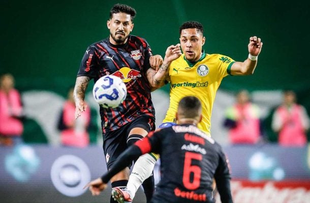 Líder Palmeiras goleia Bragantino em novo show de Vitor Roque