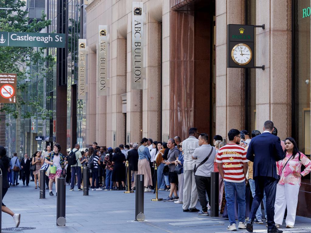 Insane line as gold hits new record high