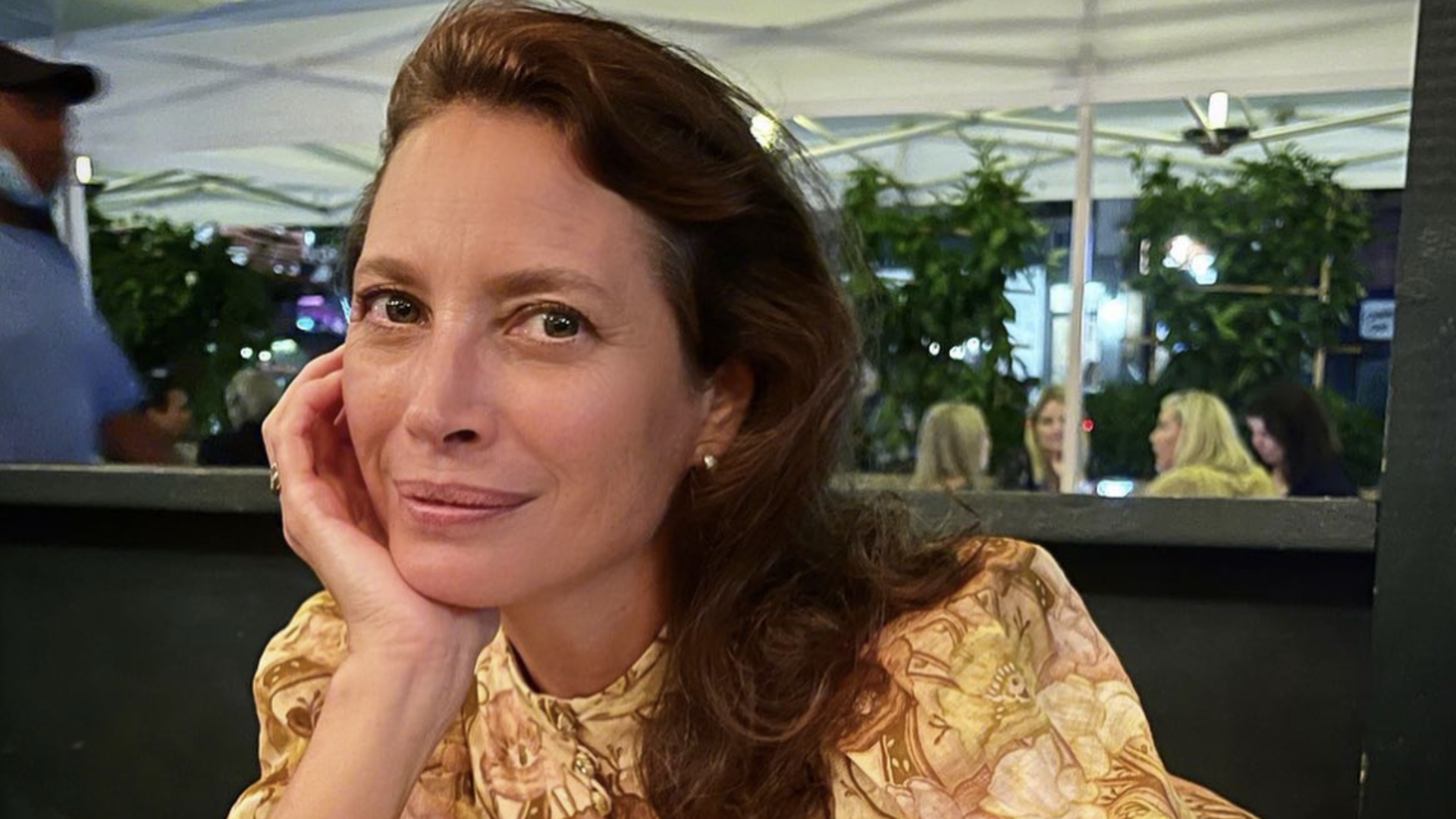 A los 56 años, la modelo de los 90 Christy Turlington cautiva al mundo