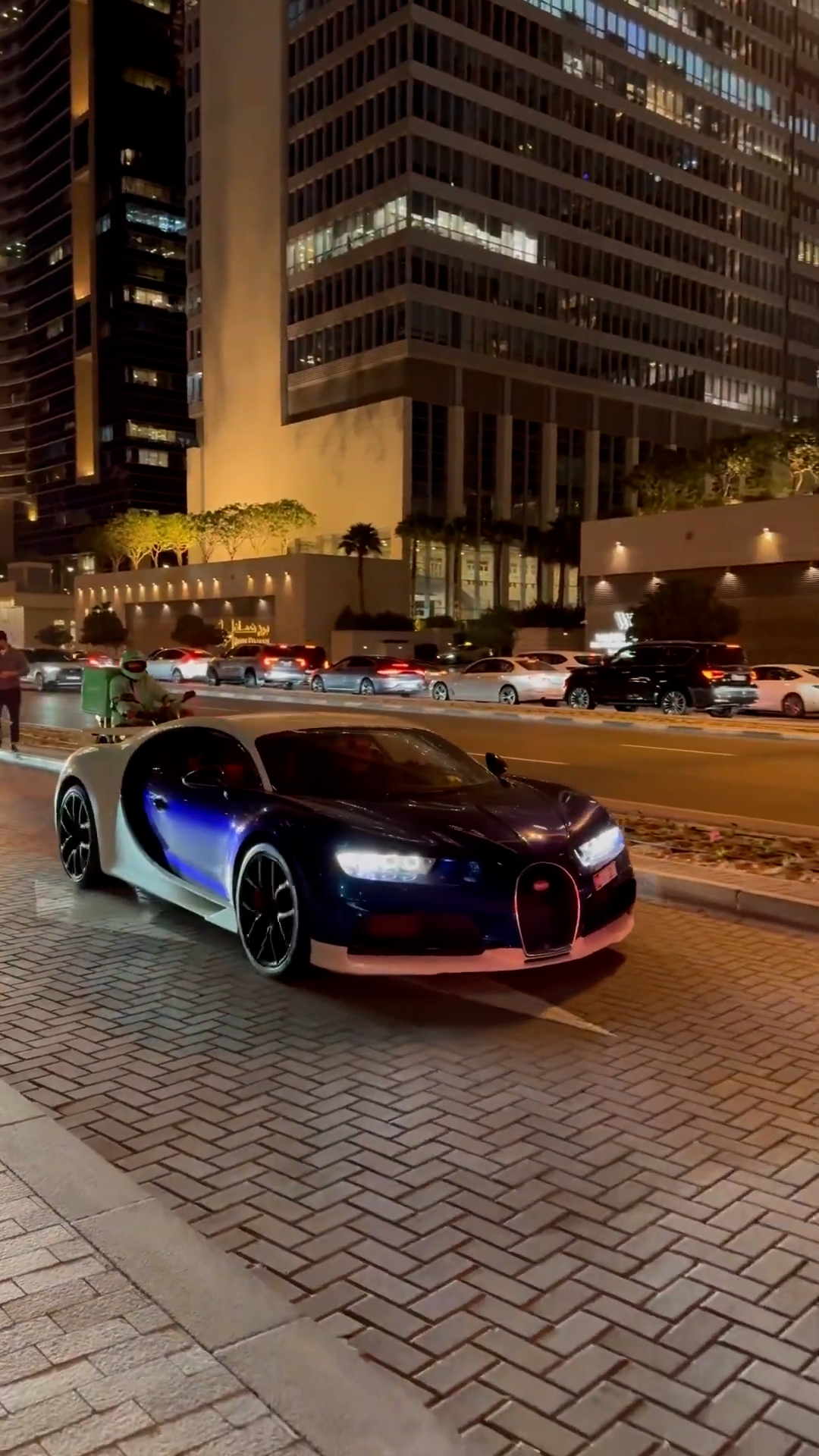 Twee-kleurige Bugatti Chiron in het donker