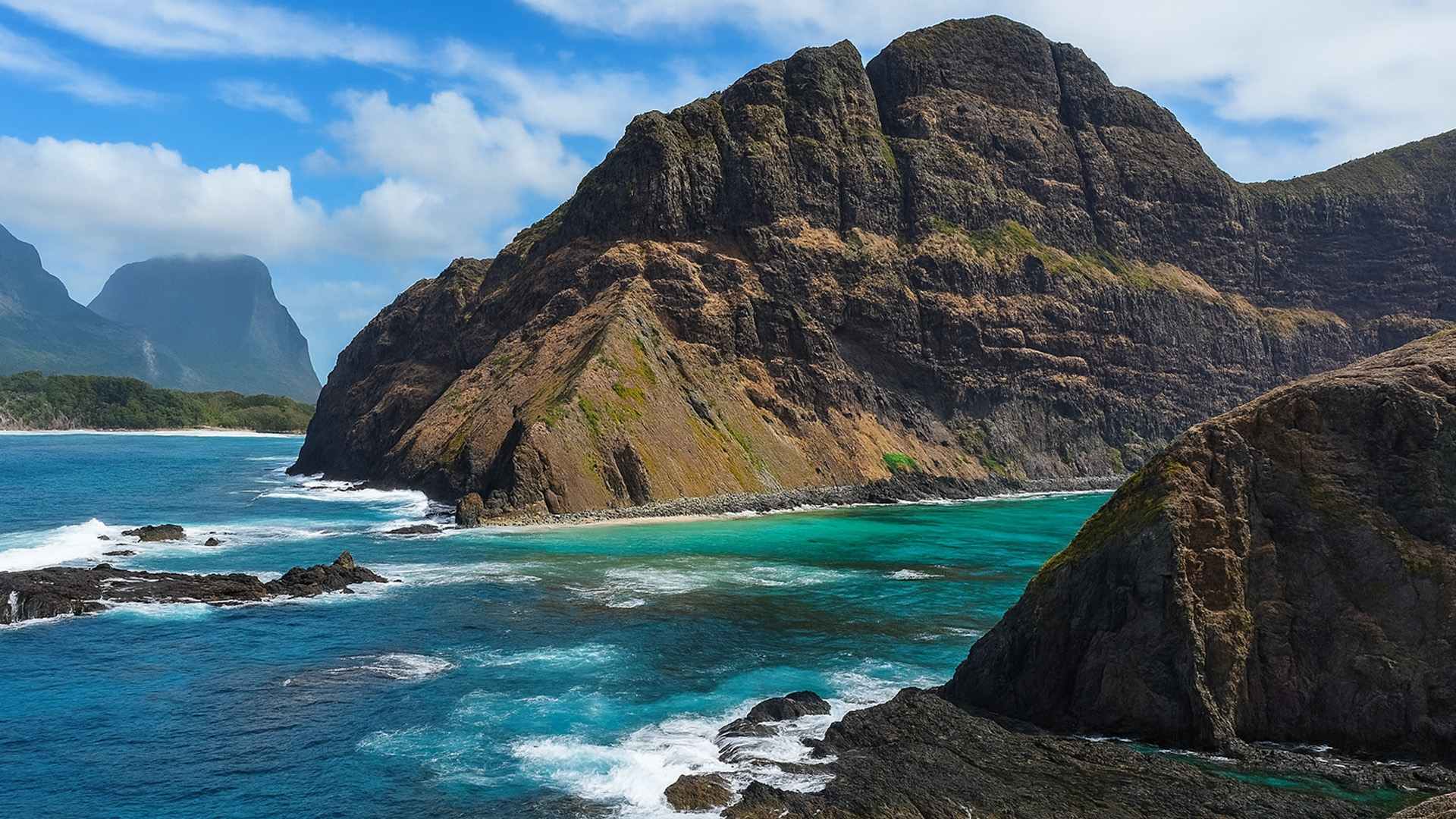 Île Lord Howe : côtes rocheuses et falaises en bord de mer en 4K