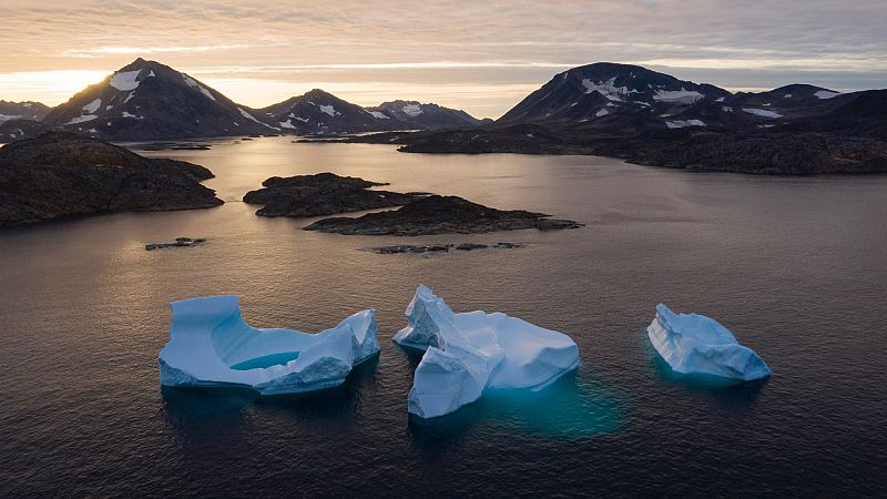 Climate change in the Arctic: How melting ice is causing Greenland to ...