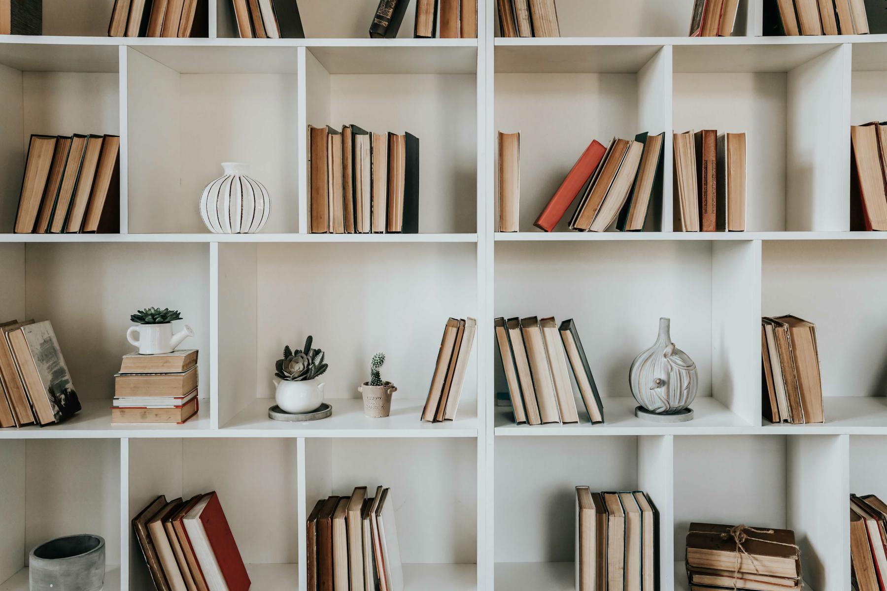 Dreiecks-Prinzip: So wird das Bücherregal zum Designstück