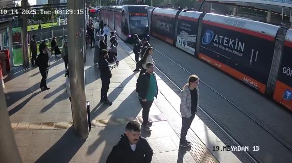Salvata all'ultimo minuto: stava per finire sotto al tram