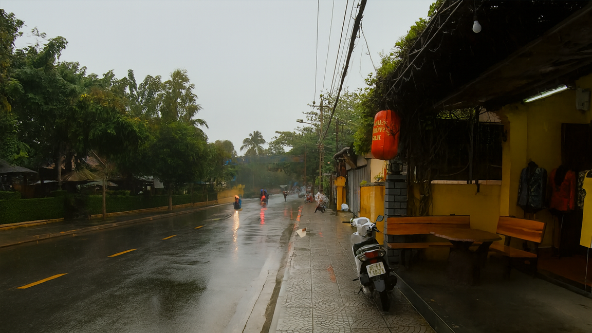 Wandeling door regenachtig Hoi An, Vietnam