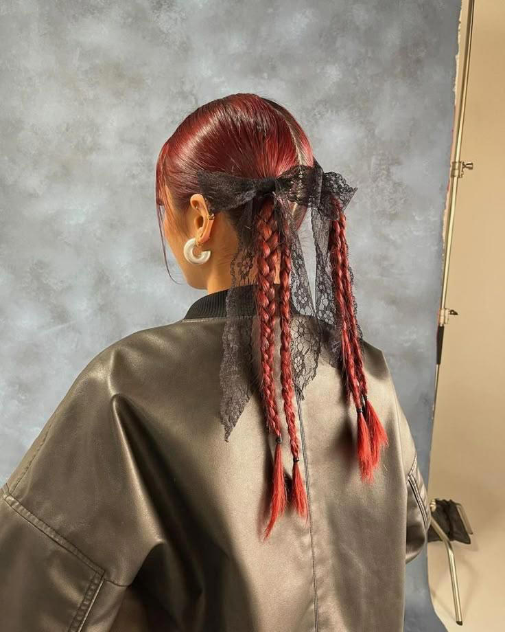 Deretan ide styling rambut kepang dengan aksesori, chic dan artsy