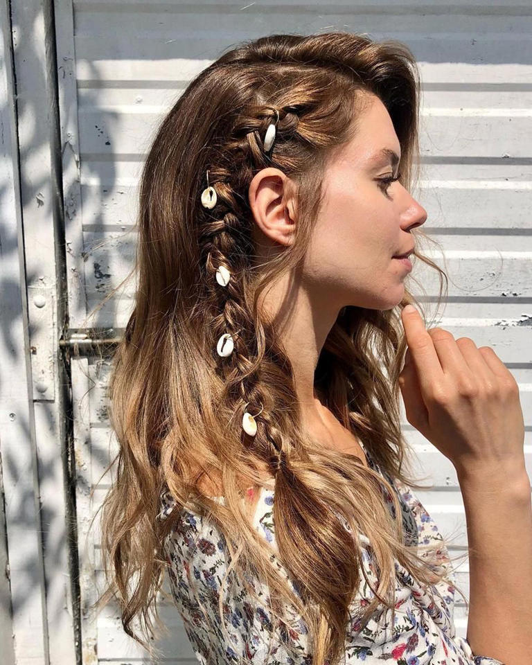 Deretan ide styling rambut kepang dengan aksesori, chic dan artsy