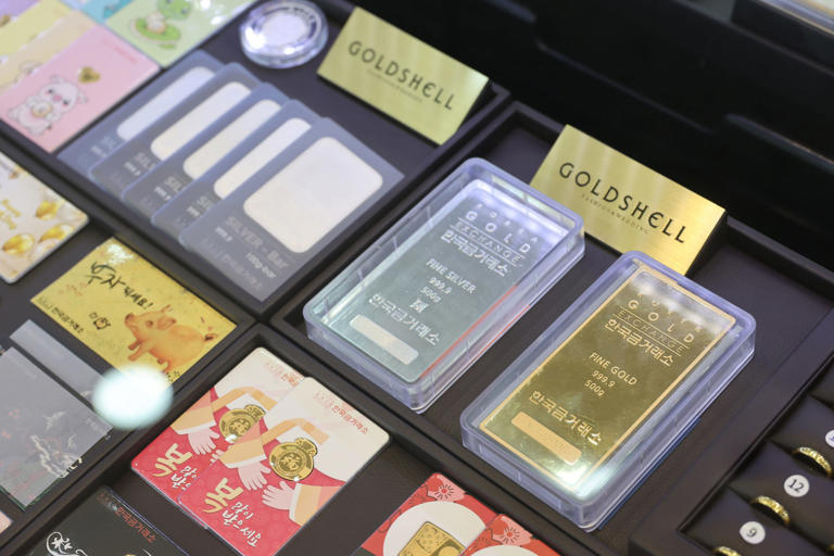 Commodity Rally Drives ETF Surge Amid Gold, Palladium, Rare Earth Gains