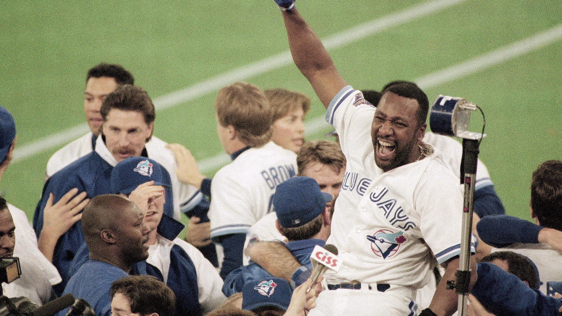 Blue Jays great Joe Carter cheering on 2025 team in World Series