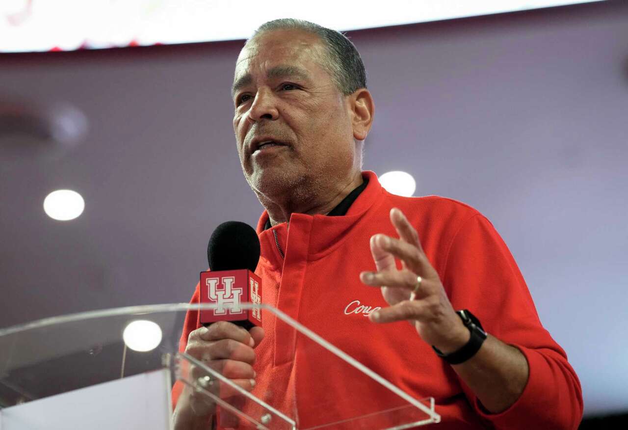 Recruiting G League players a new wrinkle for UH coach Kelvin Sampson
