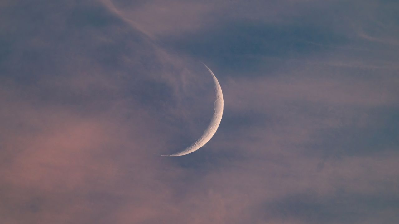 See a razor-thin crescent moon line up with Mars and Mercury at sunset ...
