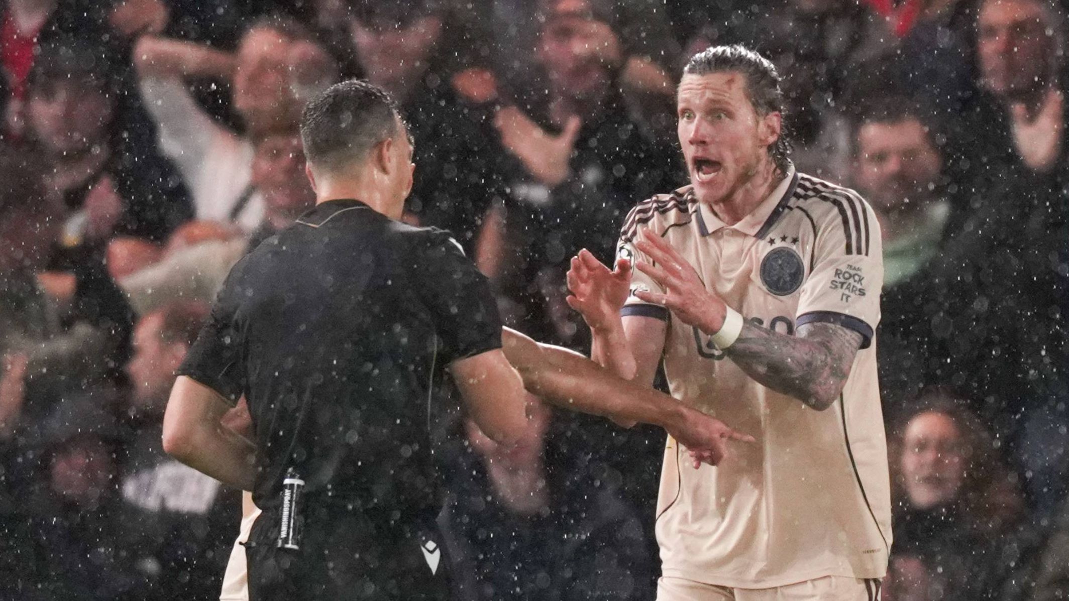 'Wout Weghorst is zo ontzettend niet Ajax. Je zit als team toch met een ...