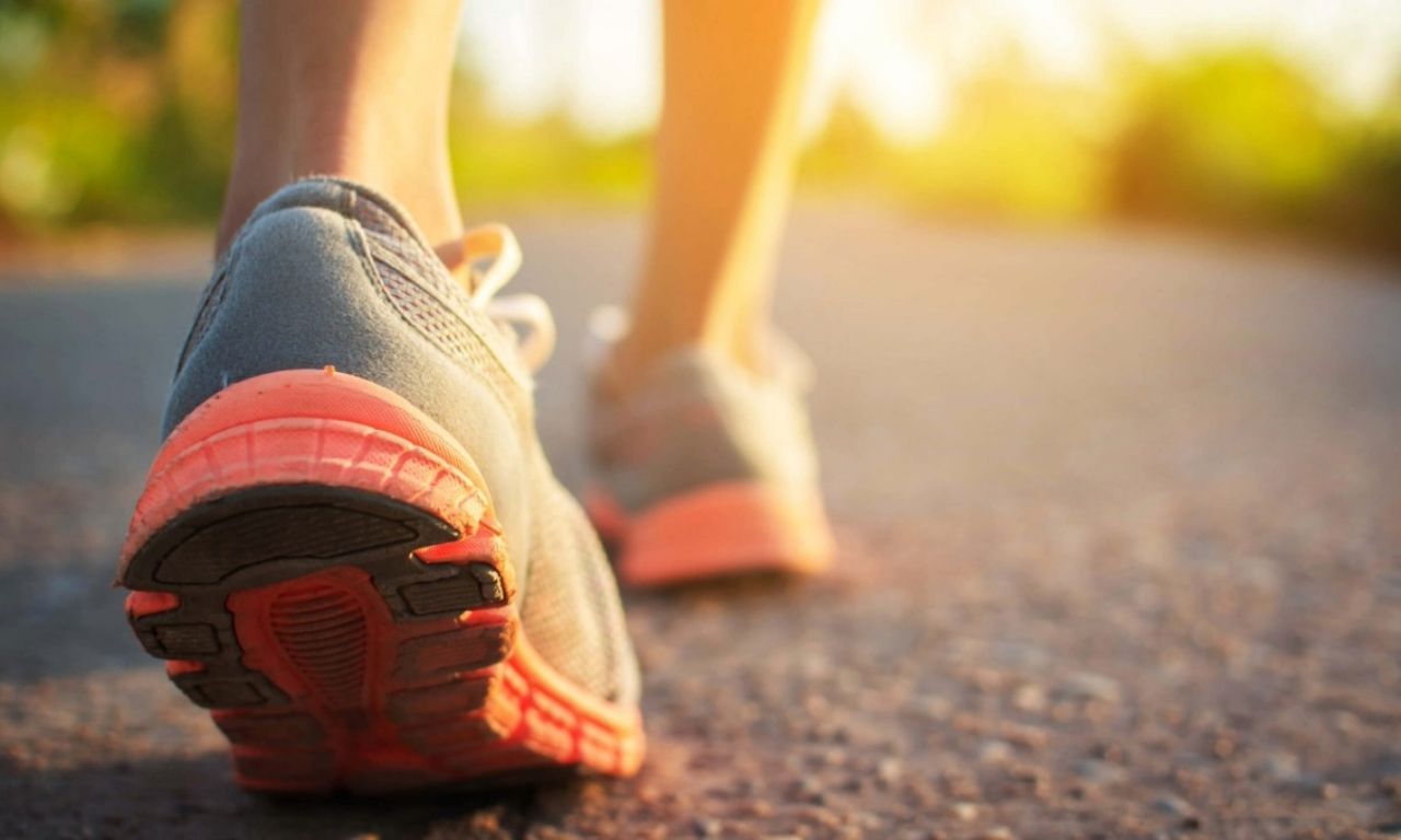 ¿Cuáles son los beneficios de caminar hacia atrás?