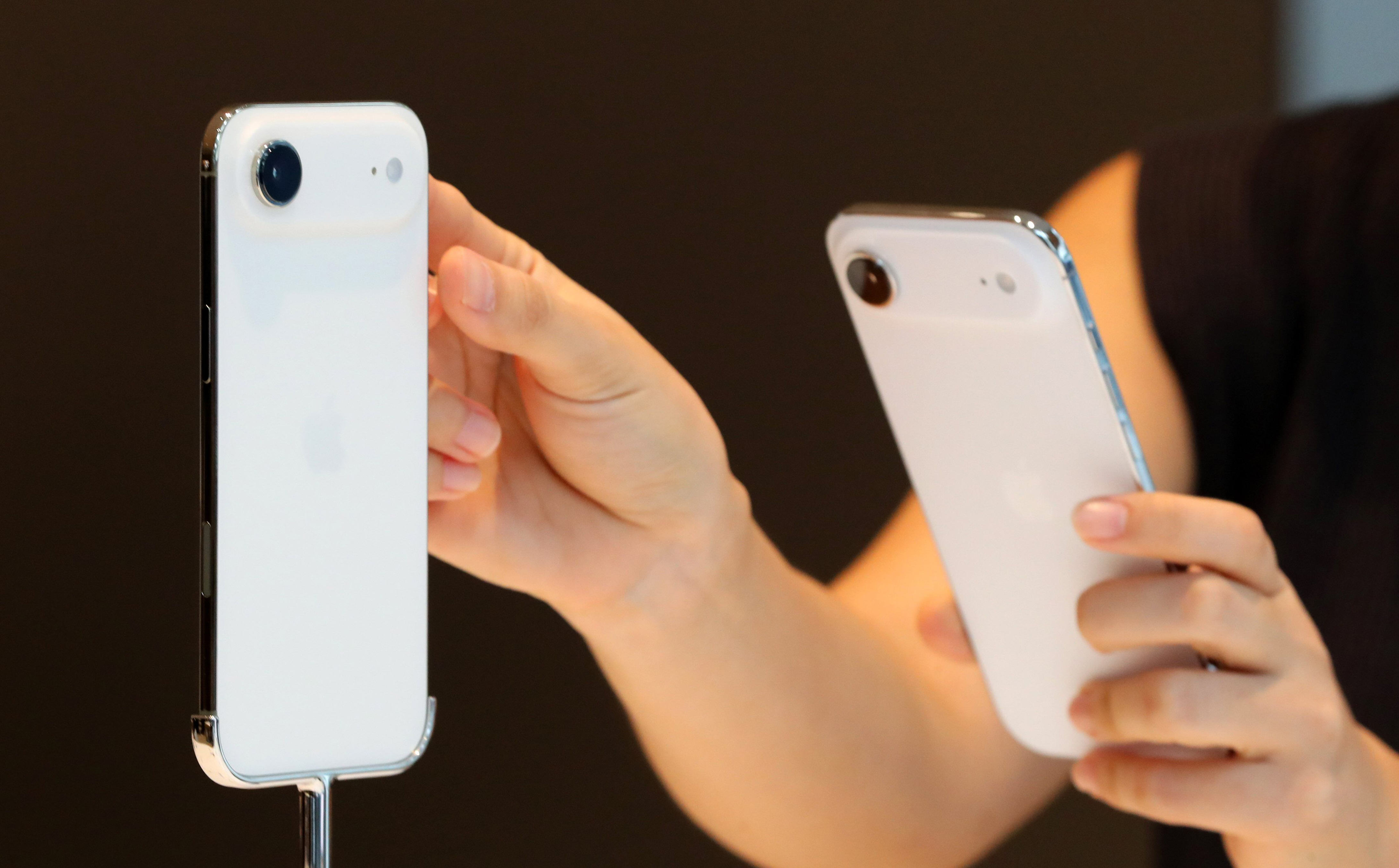 Apple, Samsung Ultra-Slim Phones Fail Niche Demand