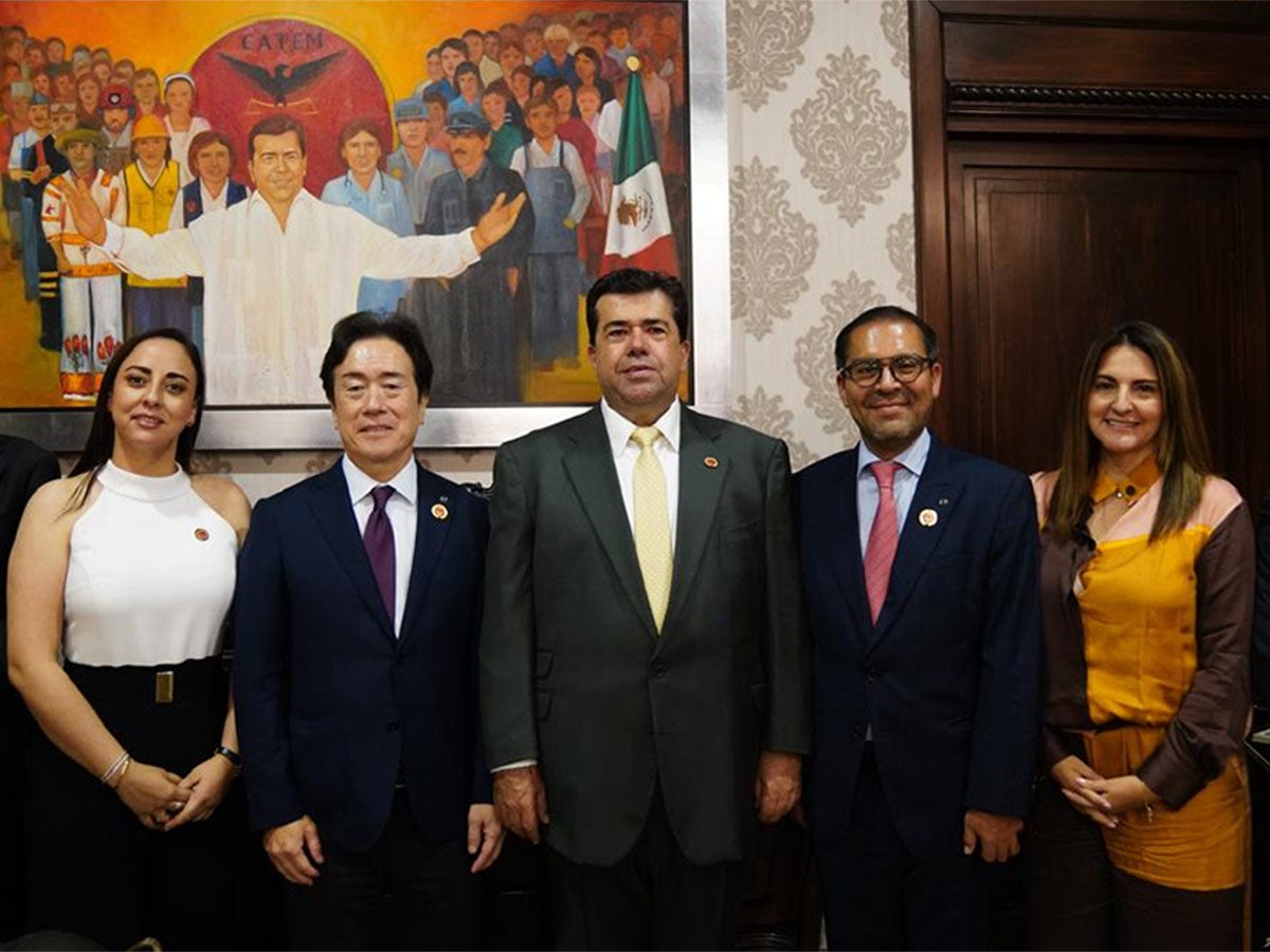 CEO global de Mazda visita al diputado Pedro Haces en sus oficinas de CATEM