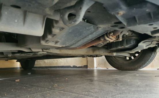 Kolong Mobil Sedan dan Hatchback Rawan Berkarat, Apa Sebabnya? Simak