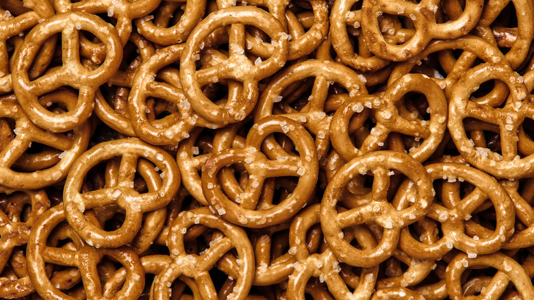 7 Healthiest And 7 Unhealthiest Pretzels You Can Buy At The Store