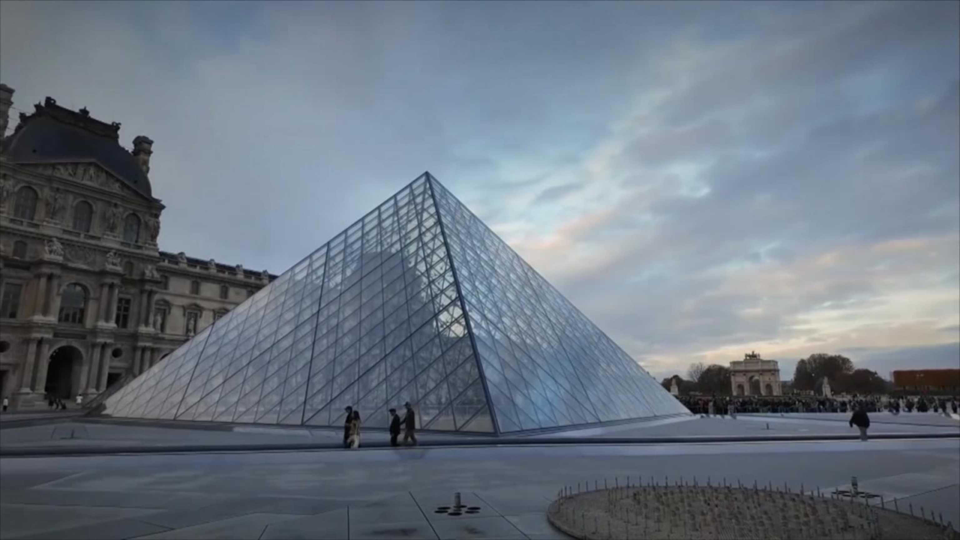 Security camera at the Louvre faced the wrong direction during heist