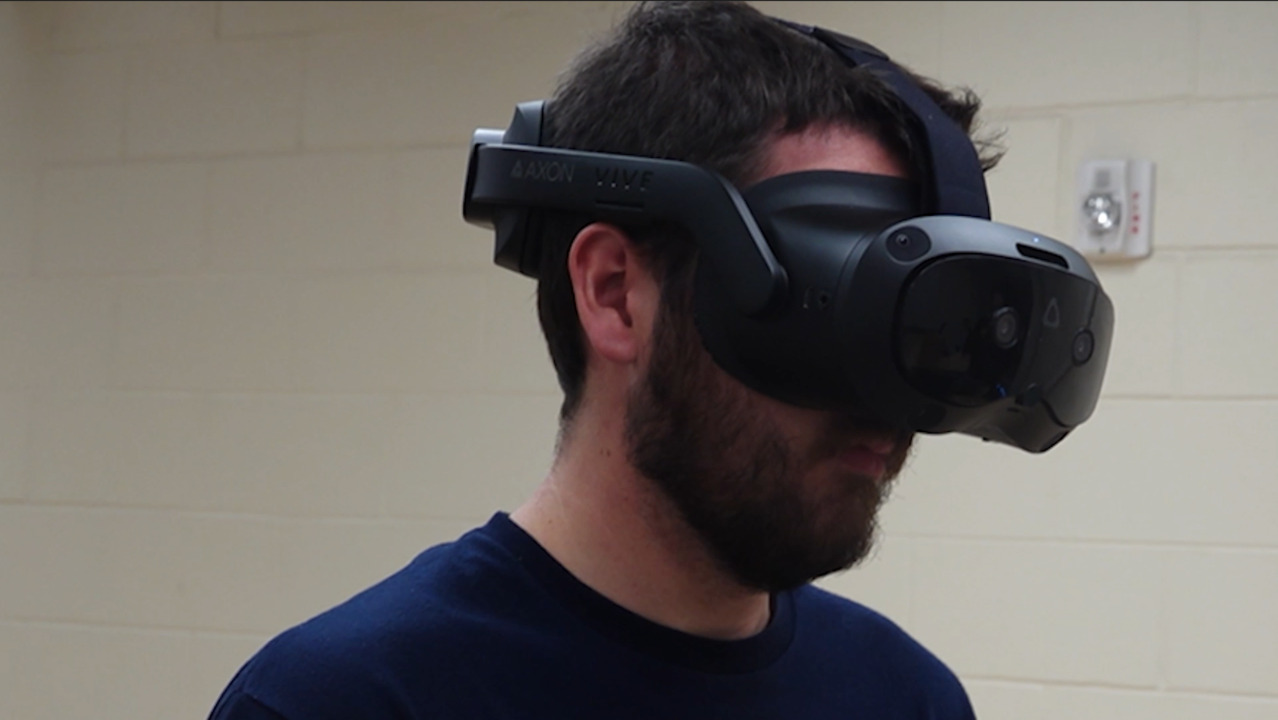 Police agents train with virtual reality