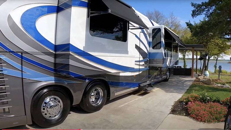 Oklahoma's Luxe RV Resort On A Glistening Lake Has Swim Spas, A ...