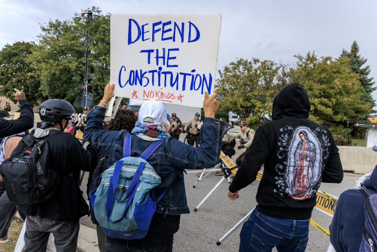 Judge keeps block of National Guard in Chicago before high court decision