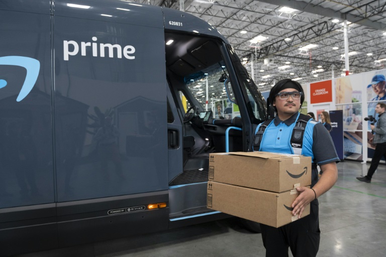 Amazon uses AI to make robots better warehouse workers