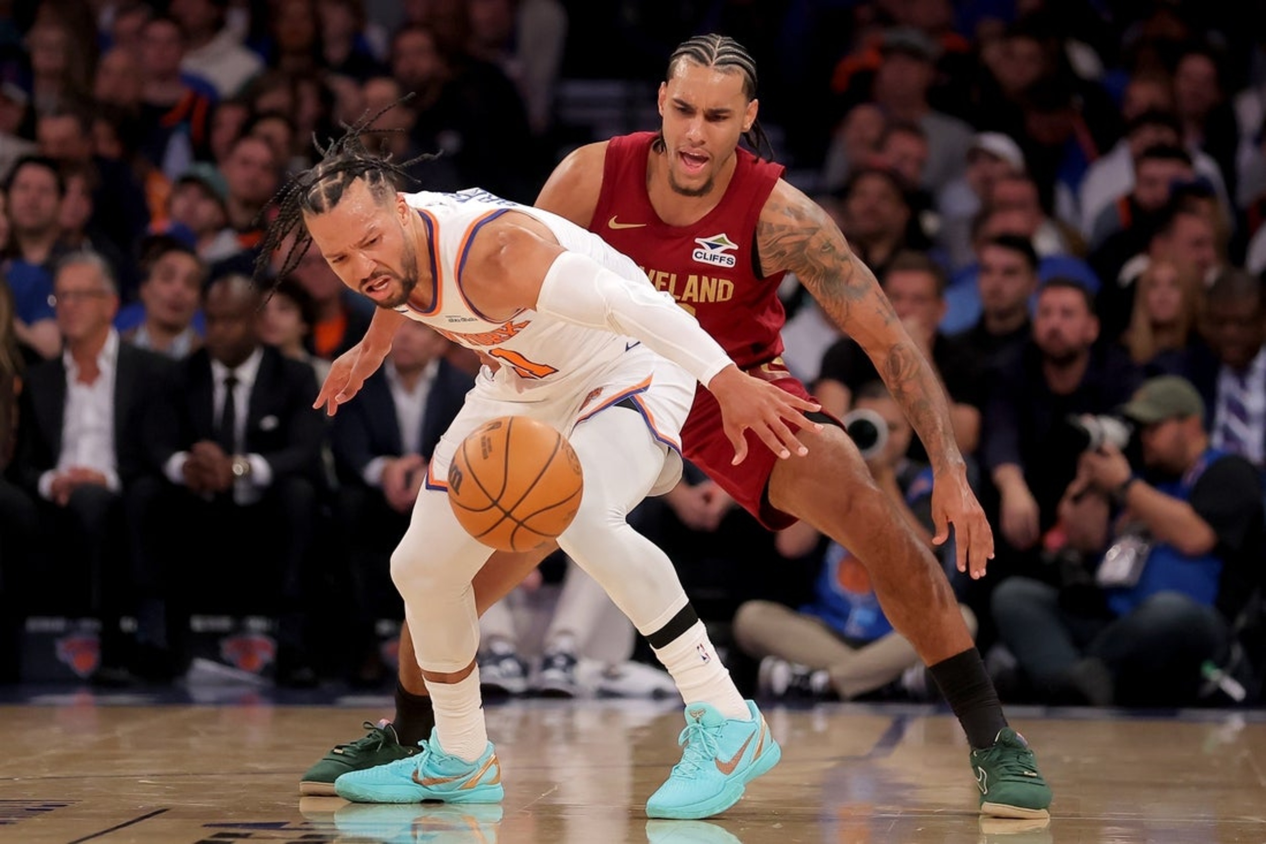 Dinged up Knicks gut out season-opening win over Cavs