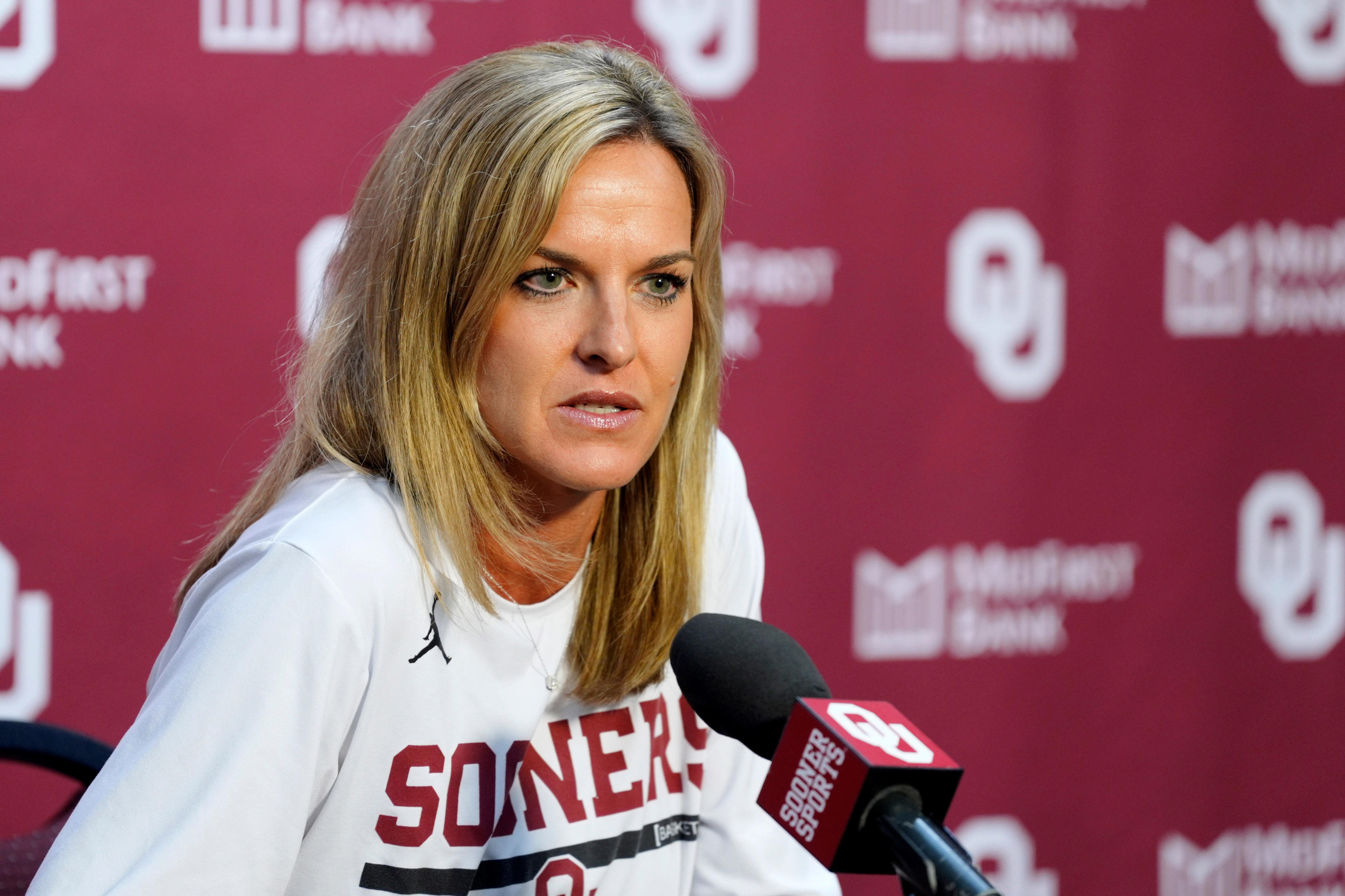 Jennie Baranczyk, OU women's basketball not worried about outside noise ...