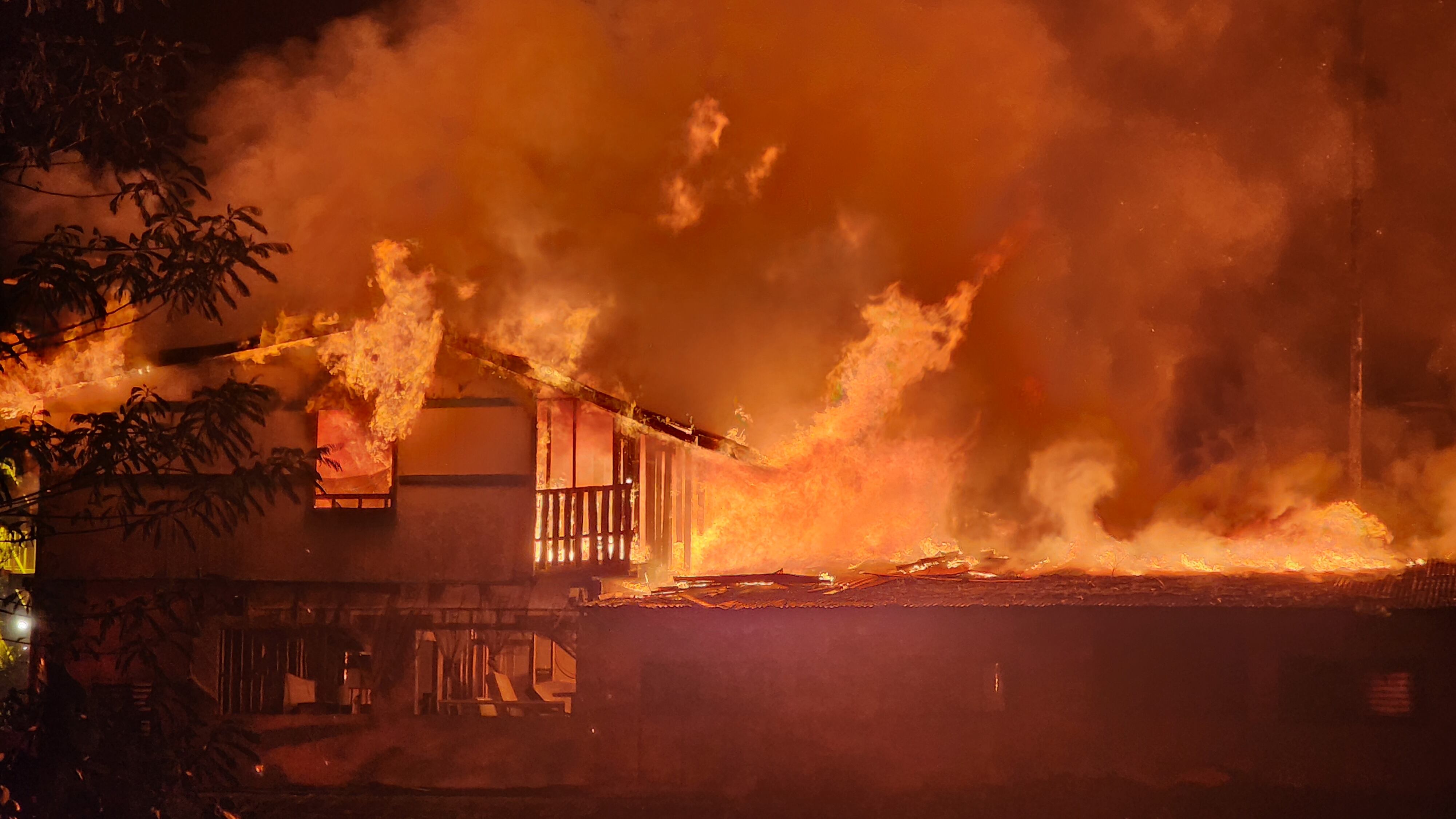 1 dead after fire destroys Hilo’s Wild Ginger Hotel