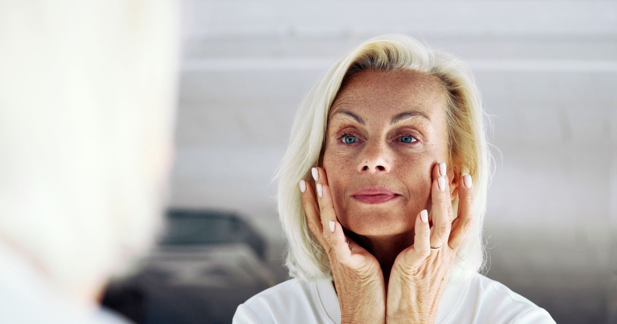 Mit Lifting-Effekt: Diese getönte Creme sorgt für einen faltenfreien Teint