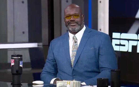 Shaquille O'Neal throws money on the table live on Inside the NBA's ...