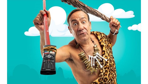 «Caveman»: Η κωμωδία που έγραψε προϊστορία επιστρέφει πιο αστεία από ποτέ