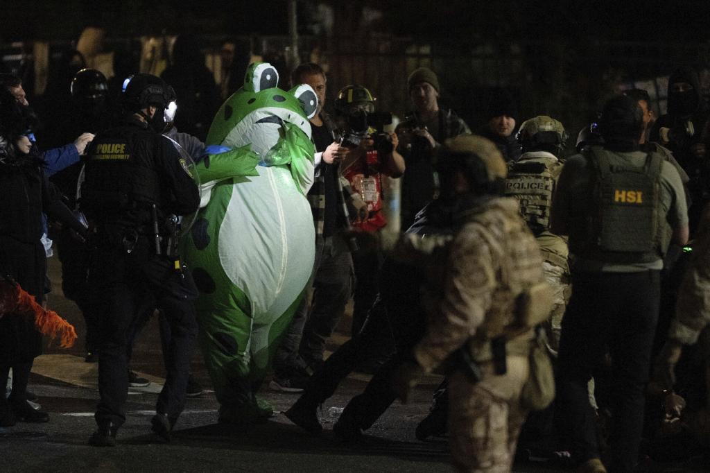 How inflatable costumes ballooned at anti-Trump rallies due to a ...