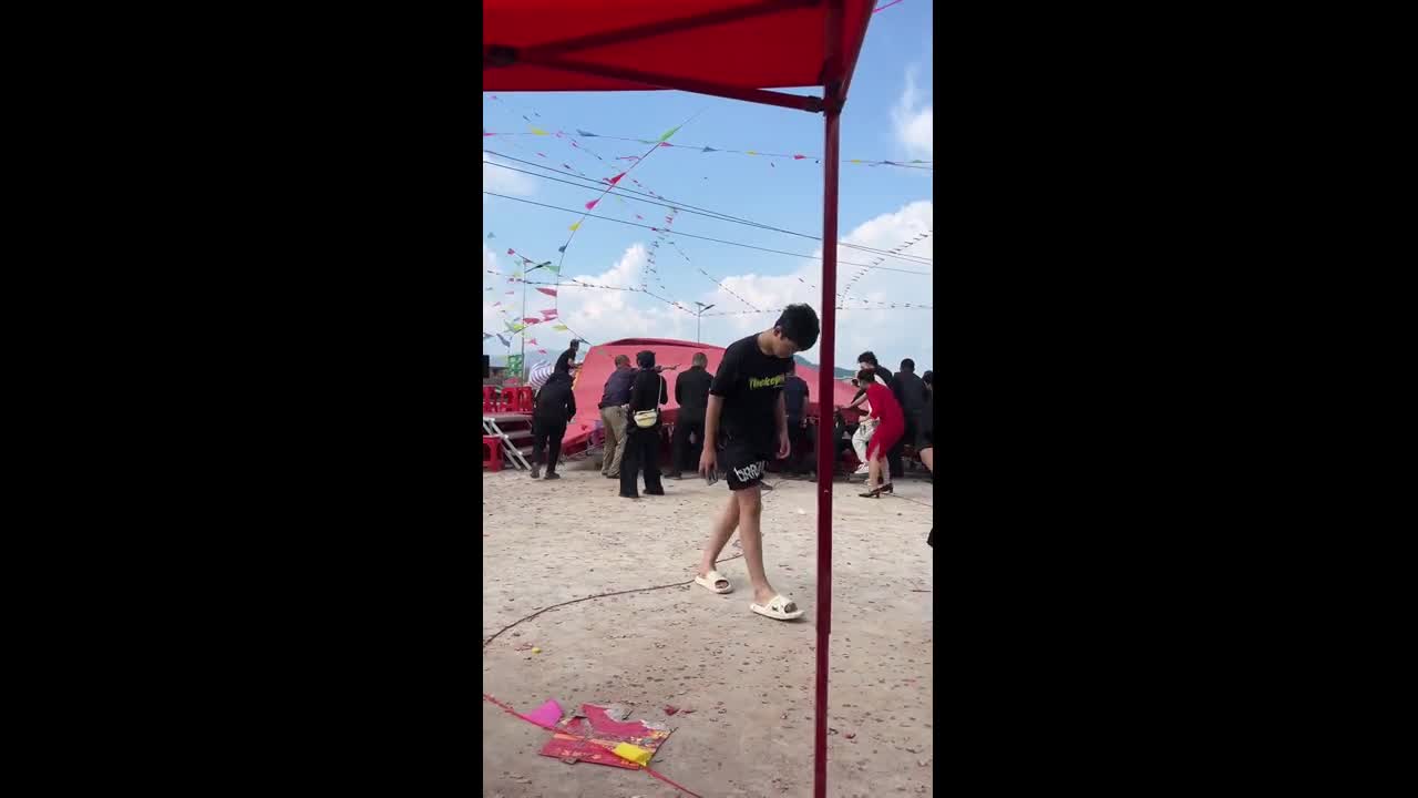 Mini tornado overturns outdoor tent in Guangdong, China