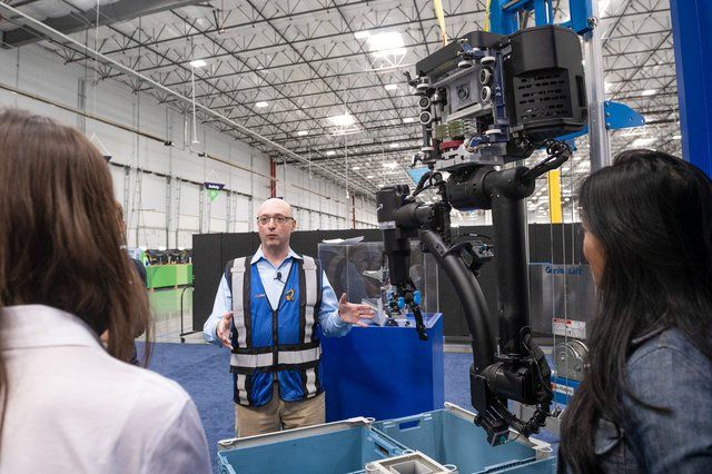 Amazon uses AI to make robots better warehouse workers