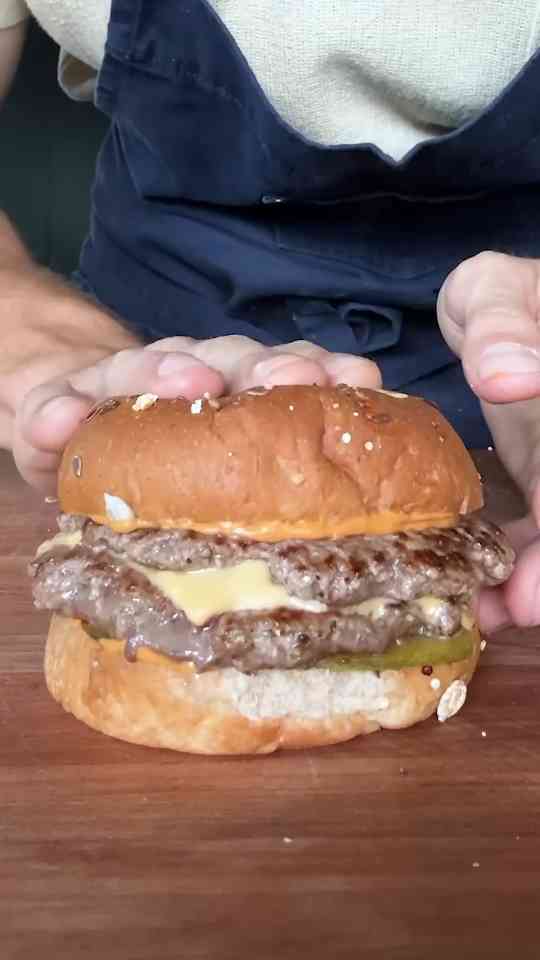 The 450 calorie cheeseburger packed with protein