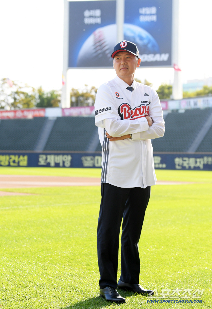 Director Kim Won-hyung at Jamsil Stadium