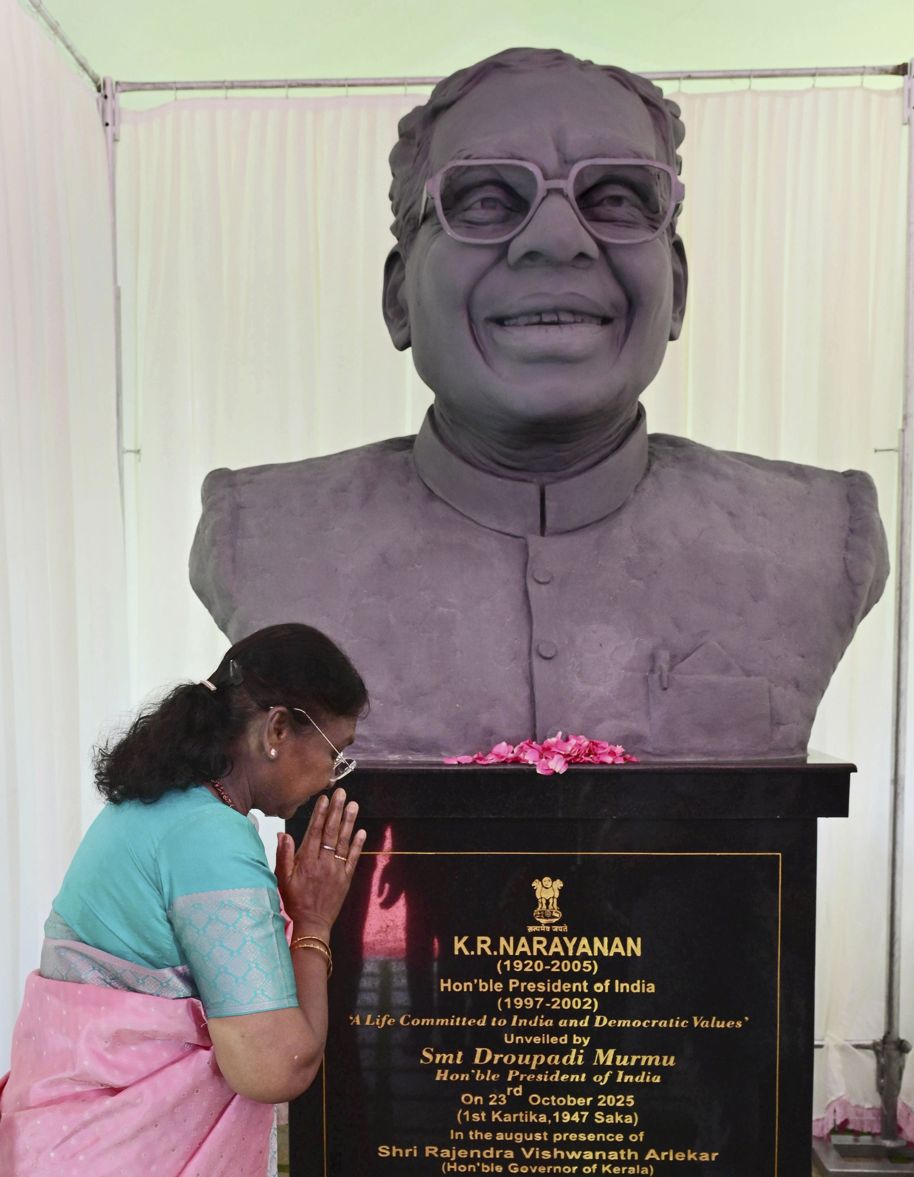 President unveils bust of former President K R Narayanan at Kerala Raj ...