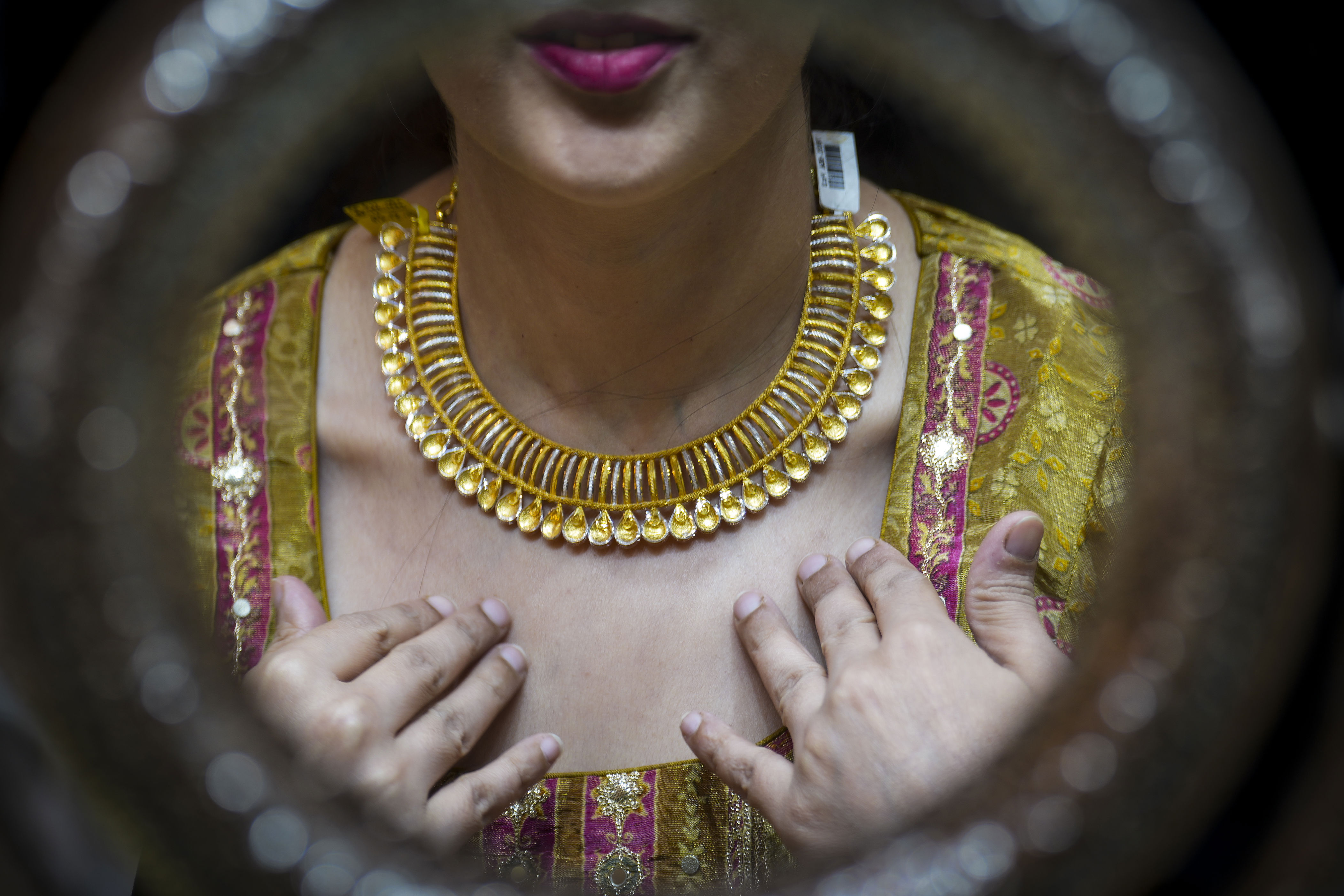 Gold futures slide 1 pc on strong dollar, US data worries curb investor ...