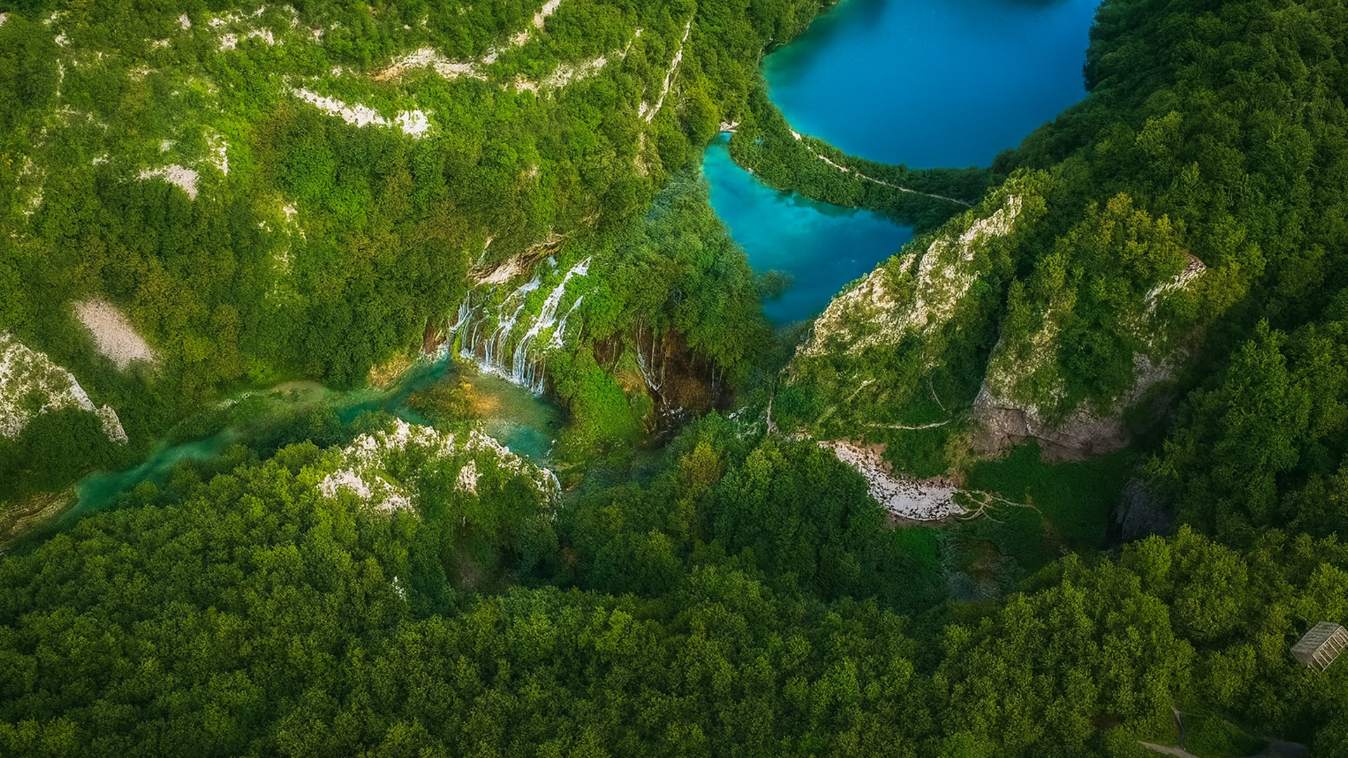 Cascades et lacs du parc national de Plitvice en Croatie en 4K